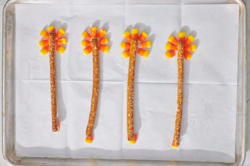 Thanksgiving Turkey Pretzels - Weelicious
